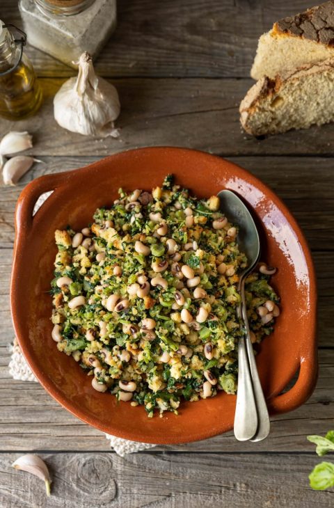 Migas de couve, broa e feijão frade - Made by Choices